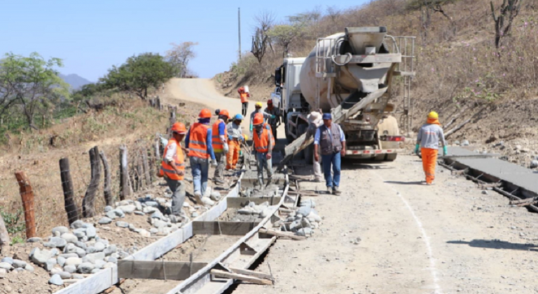 Perú tiene 122 proyectos de infraestructura pública pendientes por U ...