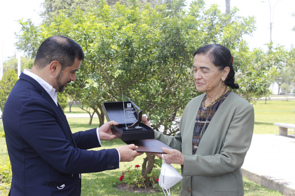 Ruth Shady recibe premio nacional de turismo 2021